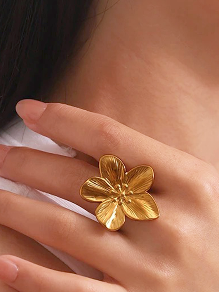 Rianne Flower Blossom Statement Ring Gold – Virelle